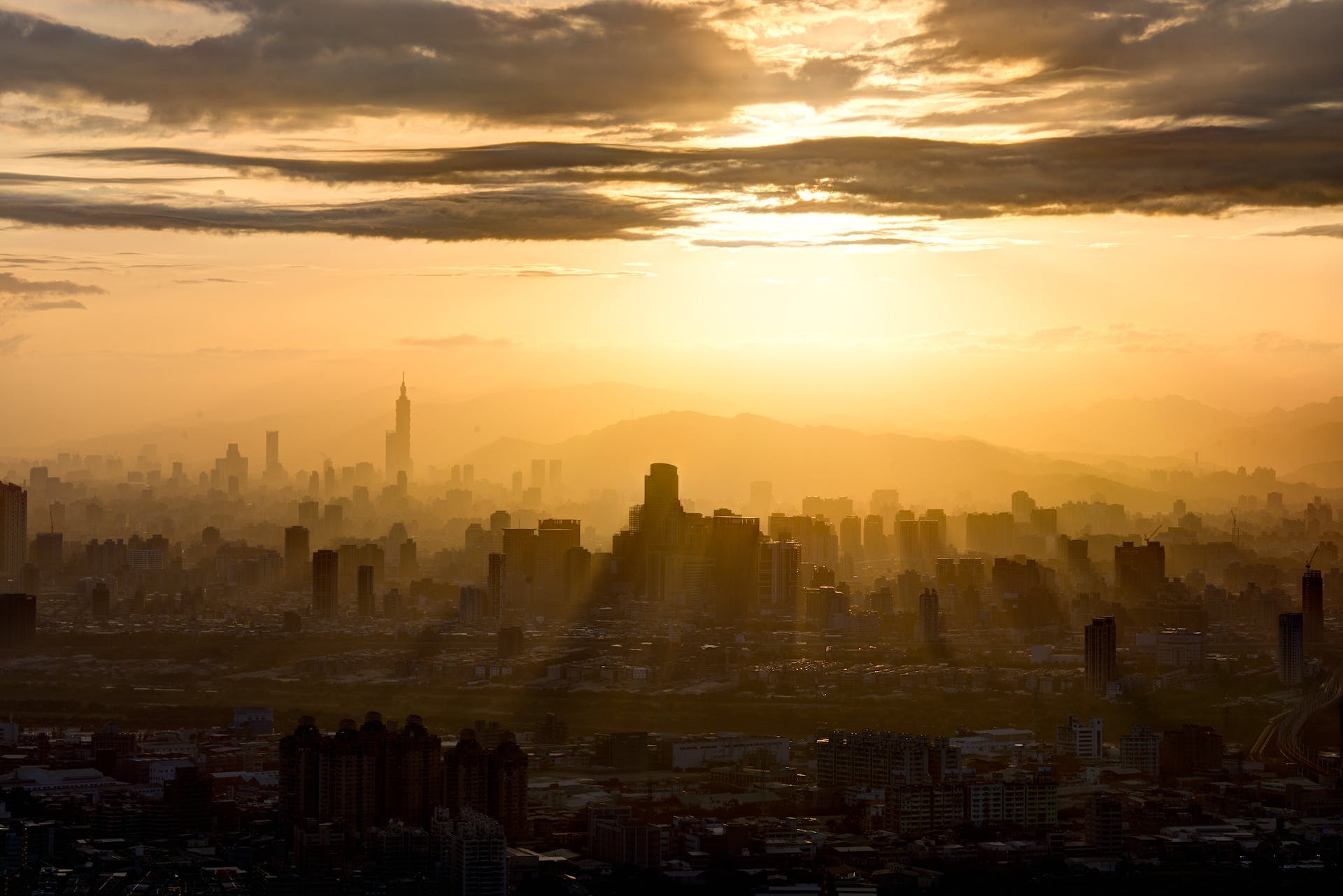 Hot cities, chilled economies: Impacts of extreme heat on global cities