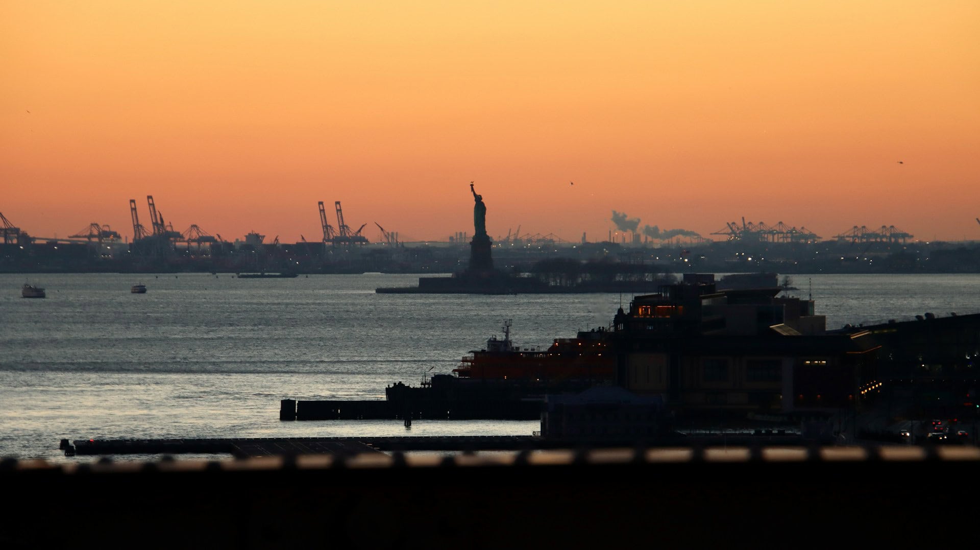Ports as clean energy hubs: How port cities can power the global energy ...